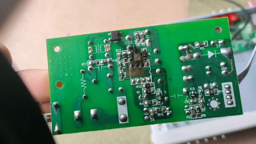 客户送修有线电视机顶盒电源板烧成这样,师傅还能修好吗?