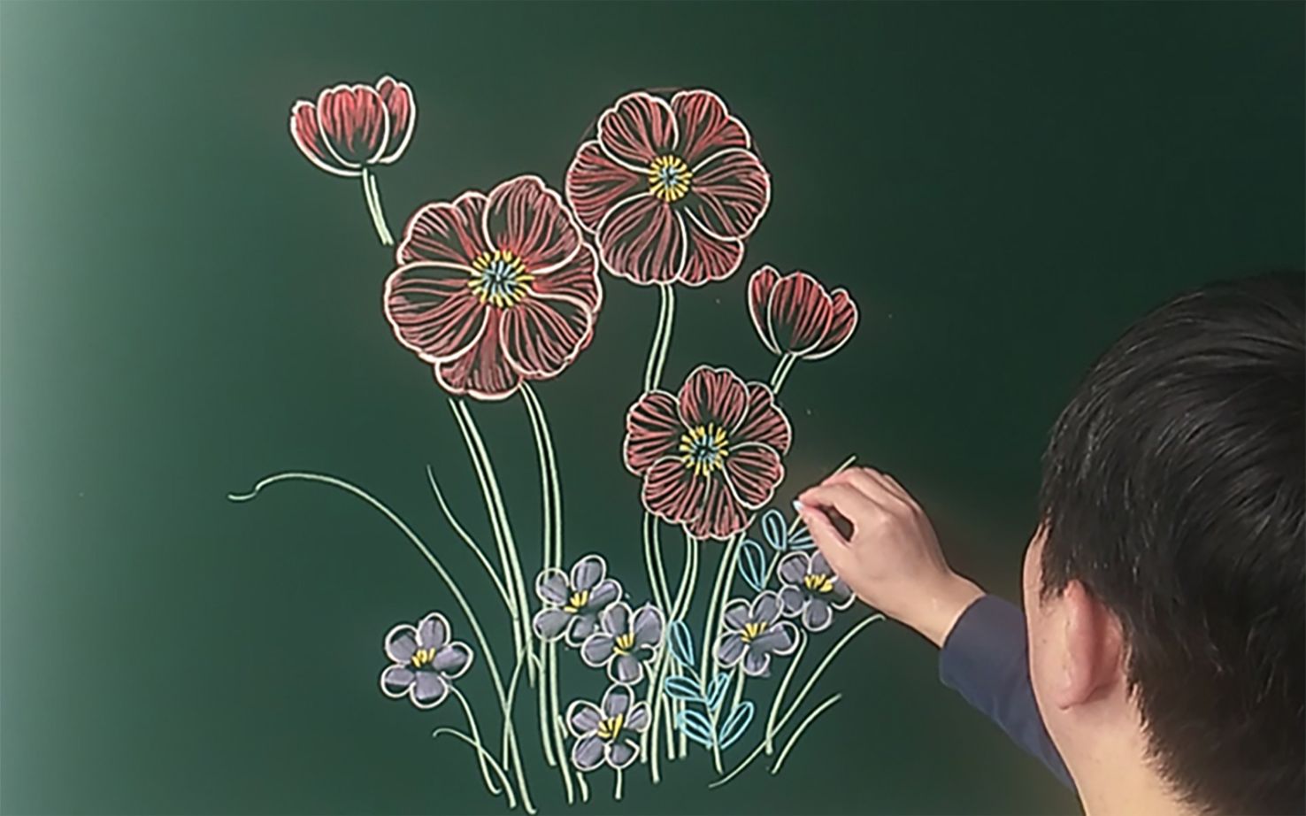 粉笔画蝴蝶与花朵，黑板报插图又多个好素材