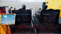 武汉举办首届殡葬用品博览会, 一对棺材120万, 半克拉戒指要3万