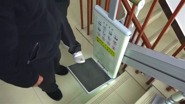 厉害了我的国,新发明自助爬楼梯装置,没带电梯的楼房有福了