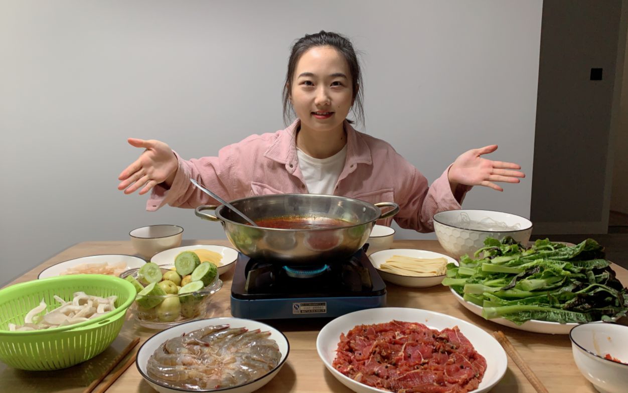 95后小夫妻在家做火锅大餐,足足有8样配菜,比外面吃划算多了
