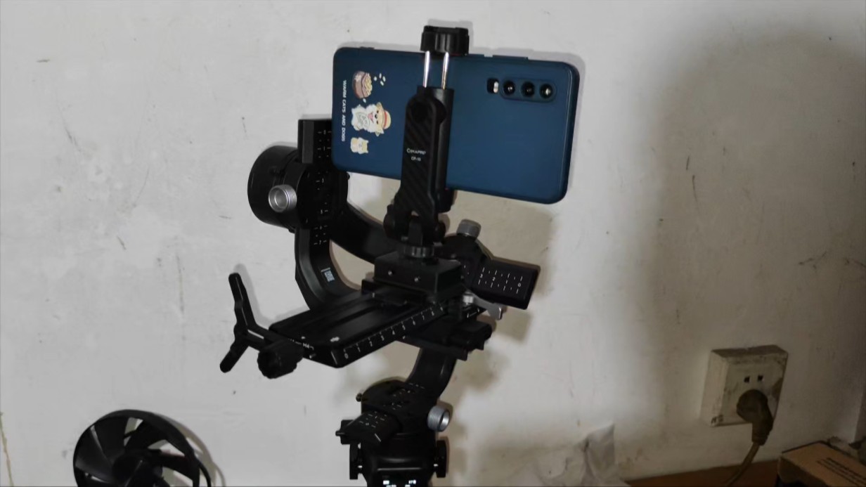 相机稳定器这样架手机你们见过吗?