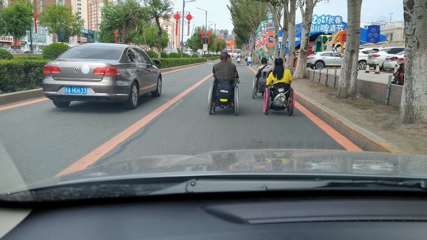 你以为是残疾人?这是做宣传的!
