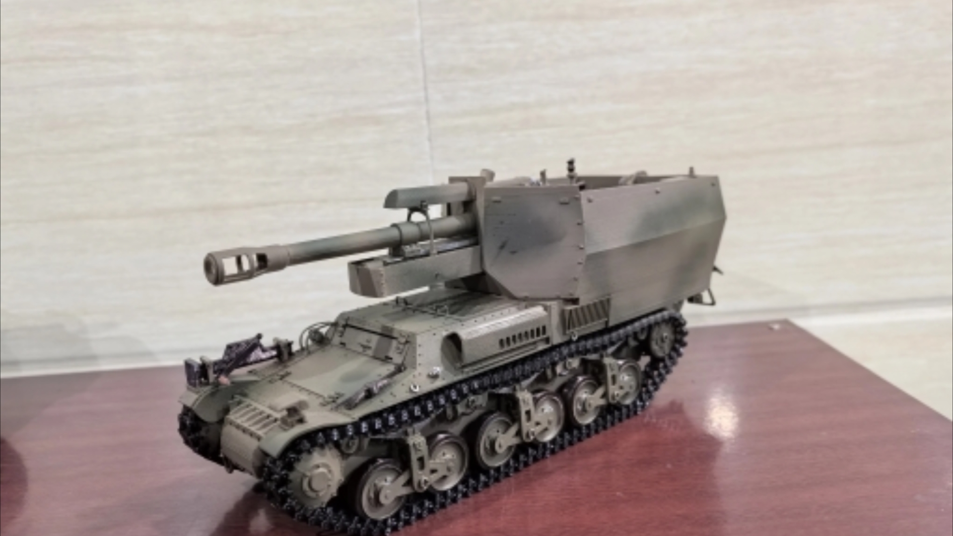 ...二战德国用洛林37L底盘搭载105mm榴弹炮组成的火力支援武器,感谢...