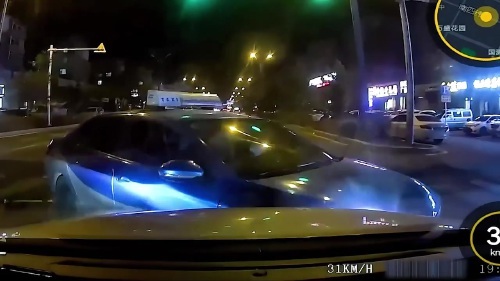 小轿车别半挂,不自量力交通安全交通事故行车安全