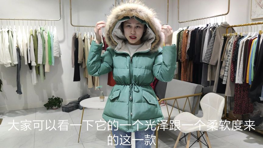 美女试穿颜色好看的自留款棉服,狐狸毛领保暖时尚,机洗不起坨