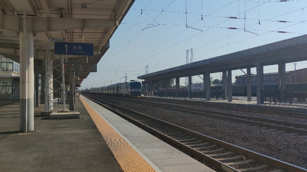 K258次列车(峨眉——天津)卫辉进站(本务机车京局津段HXD3C0592)