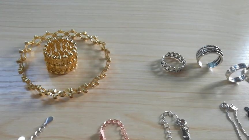 自己首饰厂生产的银饰品给大家展示一下款式多多,两用的戒指手镯