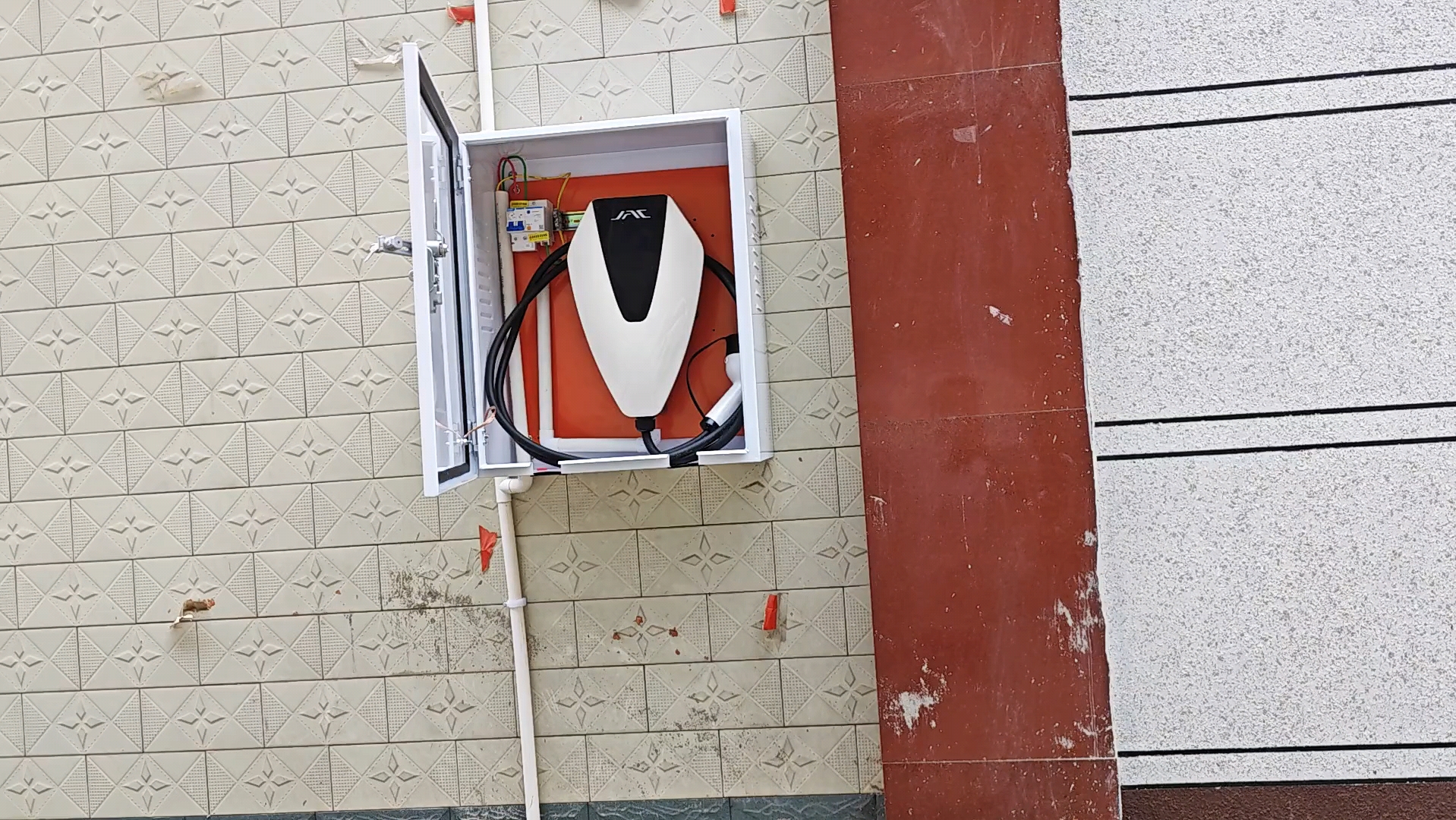 充电桩安装完成:首次充电和安装流程分享