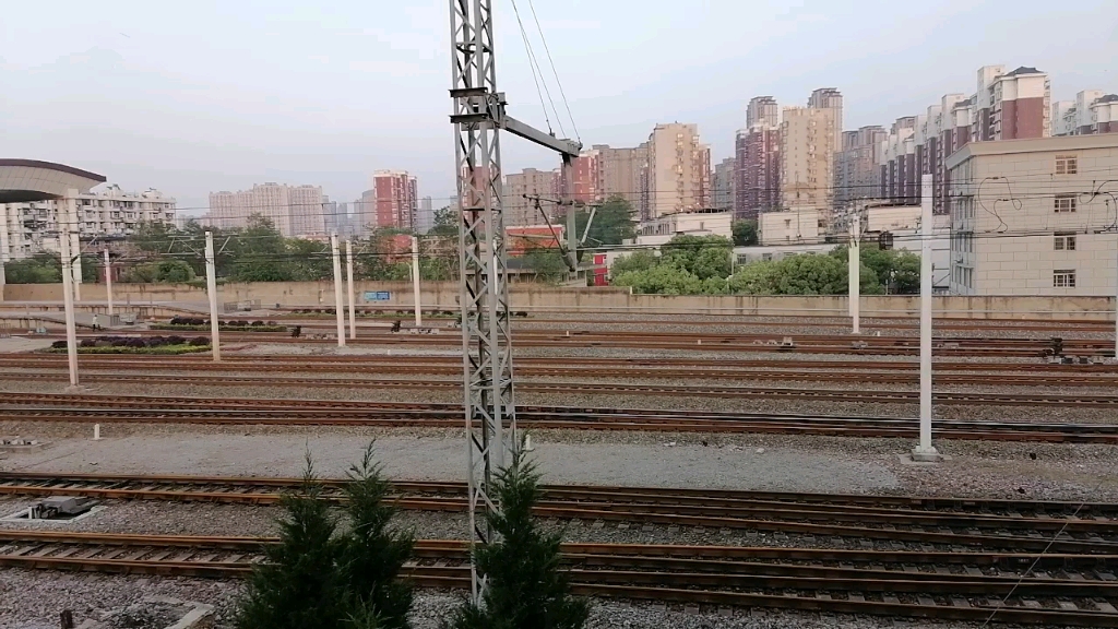 T306次列车进武昌站本务武局南段HXD1D0665