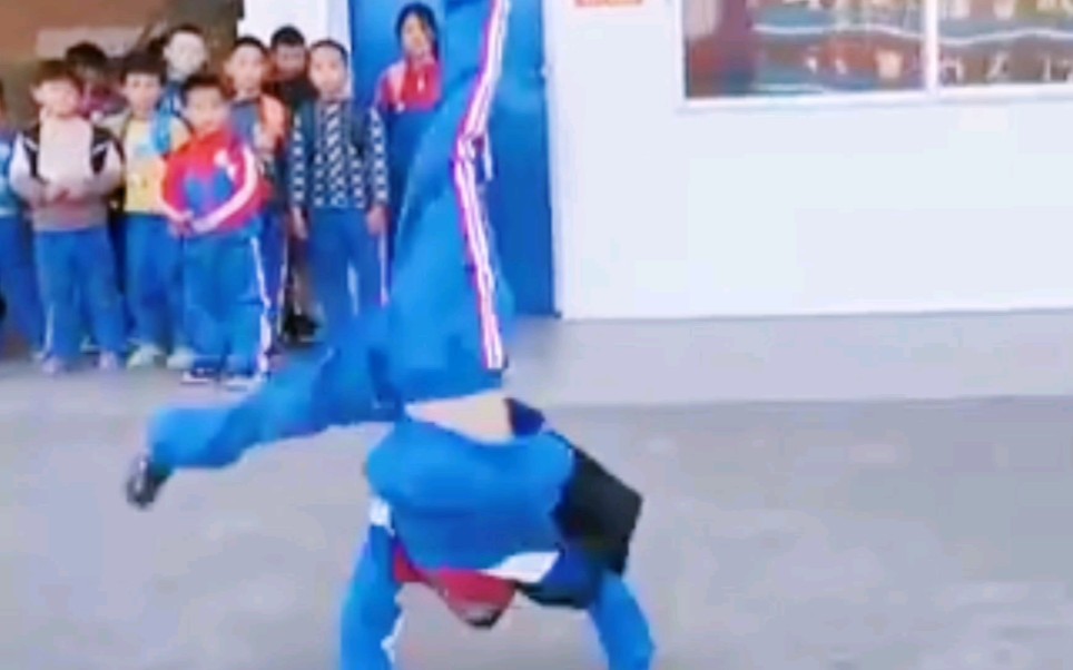 最强小学生放学,一通武术套路拳法,4个后空翻震惊同学和家长,少年强...
