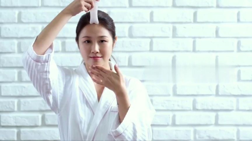 脸部刮痧,简单5步,紧肤瘦脸,重塑脸部轮廓,让你更美丽