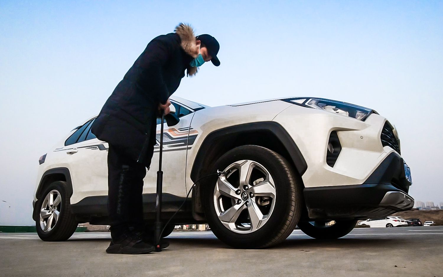 实测 用自行车打气筒给汽车打气,是否可行