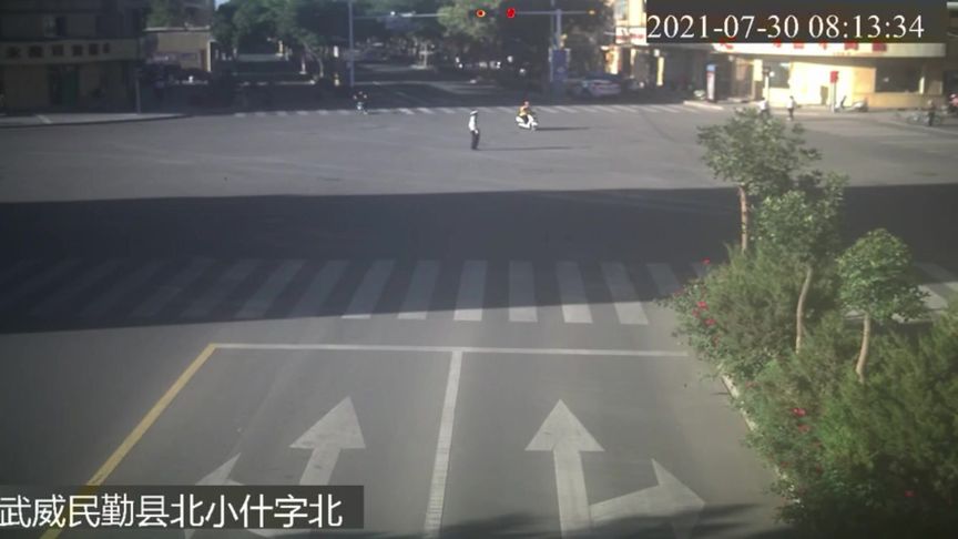 监控下的一幕 :请自觉遵守交通规则,安全文明出行!