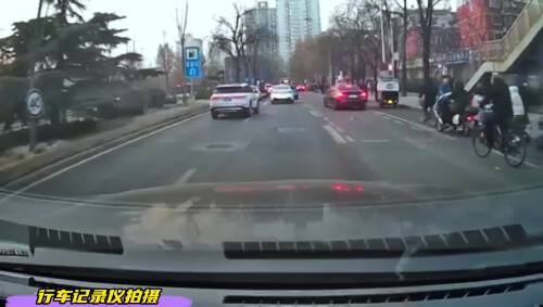 礼让自行车电动车反而发生了交通事故题出在哪里呢