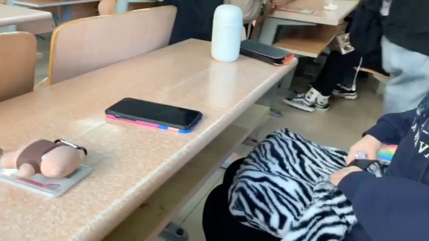 减少乘车,拒绝浪费,垃圾入桶。超低碳校园生活