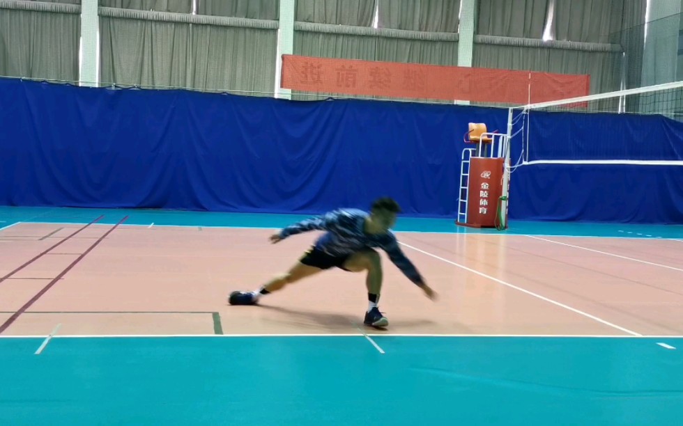 排球侧滚翻