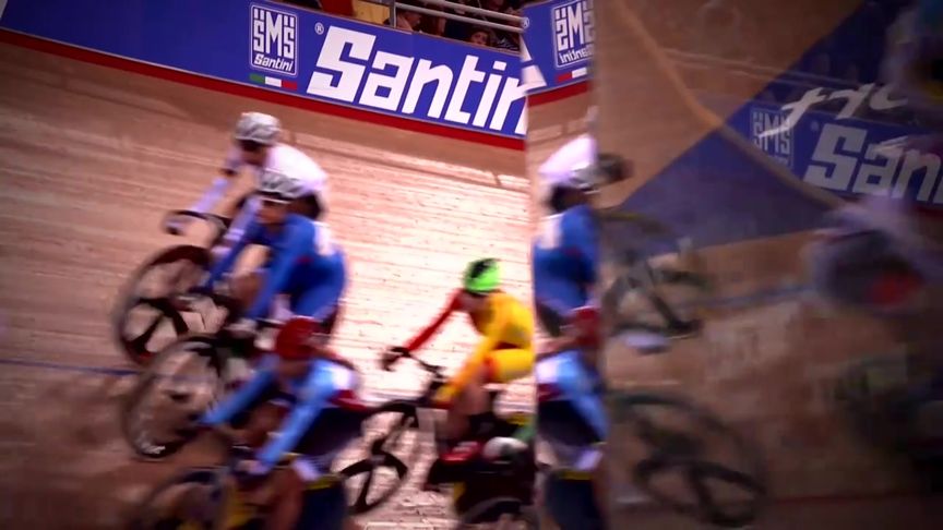 自行车竞速赛,选手冲过终点撒把庆祝