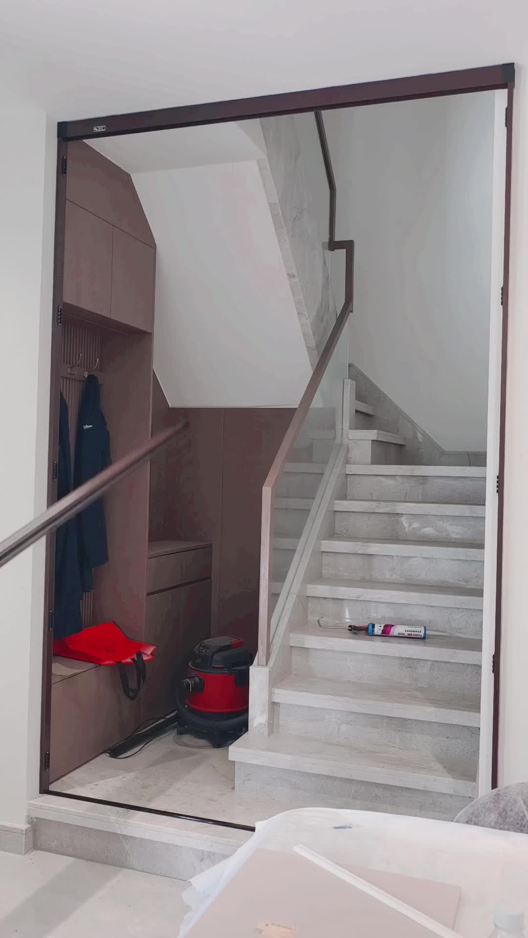 #上热门 楼梯口对开隐形推拉门,楼上楼下隔开防寒保暖,隔空调冷热...