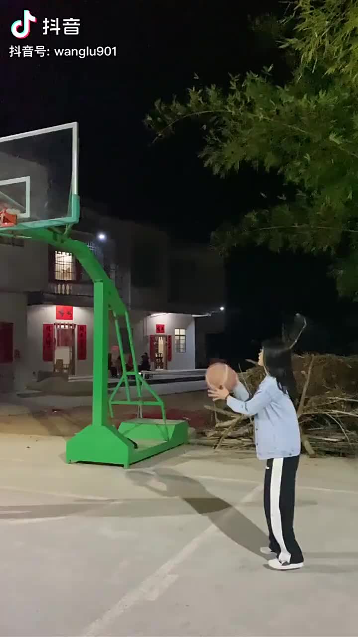 这女孩投篮什么水平,到街上平均水平了吗:A6t5VXWm