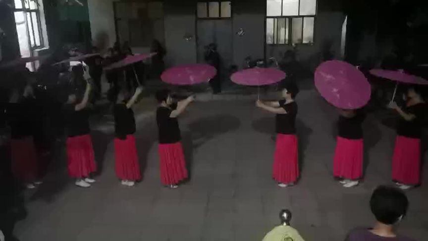 七月30最后一晚上了,给老母献上小红伞舞蹈,