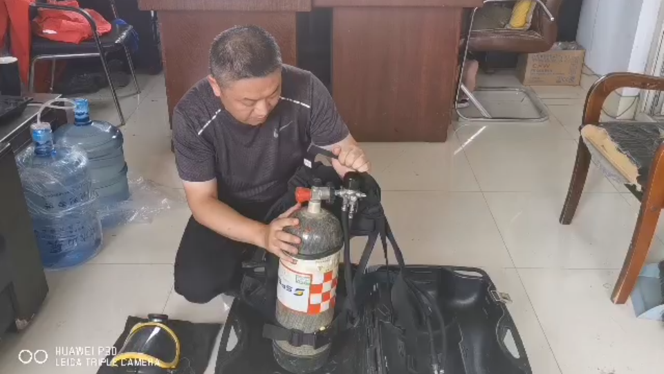 看看我们经理是怎么佩戴正压式空气呼吸器的ߘ