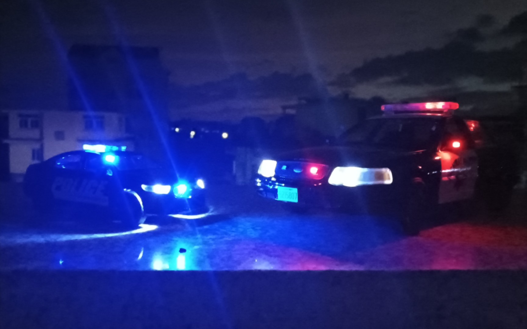 福特维多利亚皇冠X福特金牛座警车模型夜晚亮灯展示。邻居:卧槽谁家...