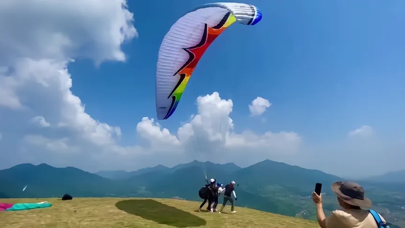 滑翔伞飞行体验 极限运动 我基地旁边 可以玩滑翔伞 飞行