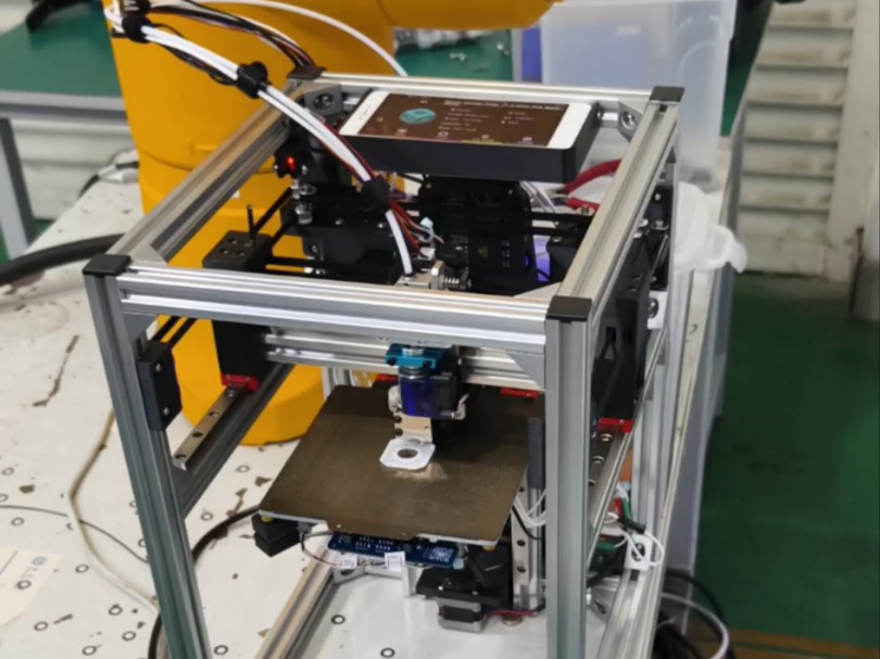 自己设计的3D打印机第一次跑起来