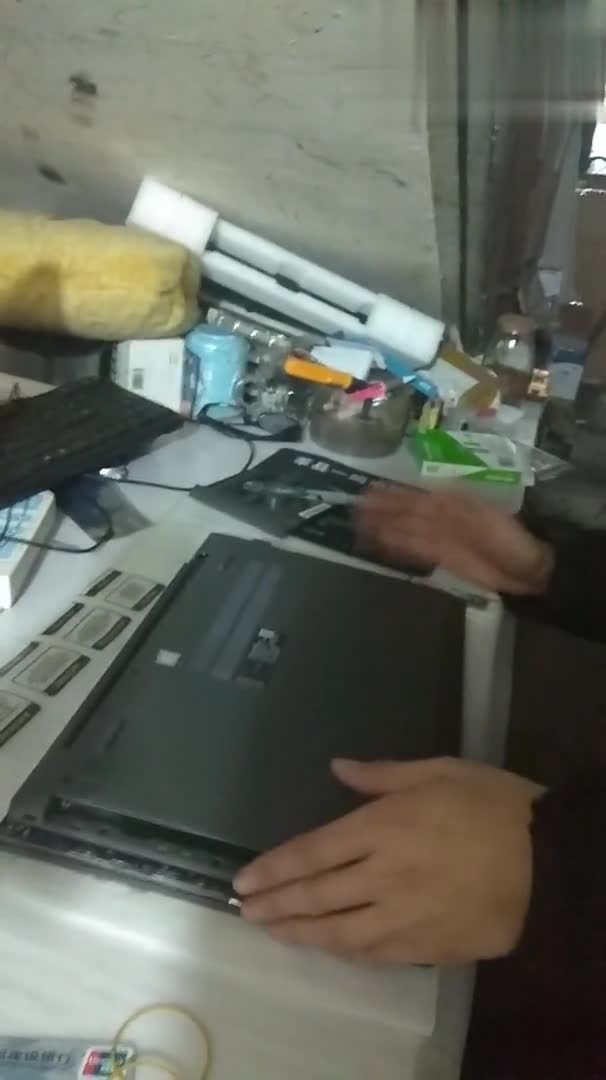 旅行维修达人带你给笔记本电脑安装固态硬盘 加装内存条