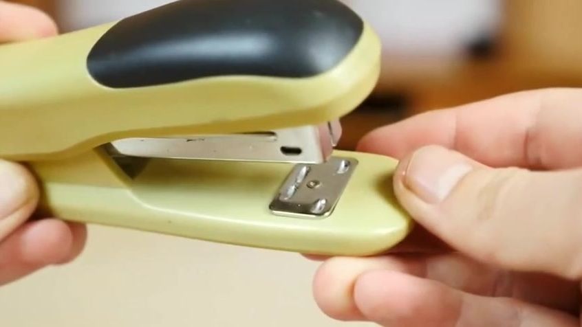 订书机还隐藏另一种装订法,但90%的人没留意到