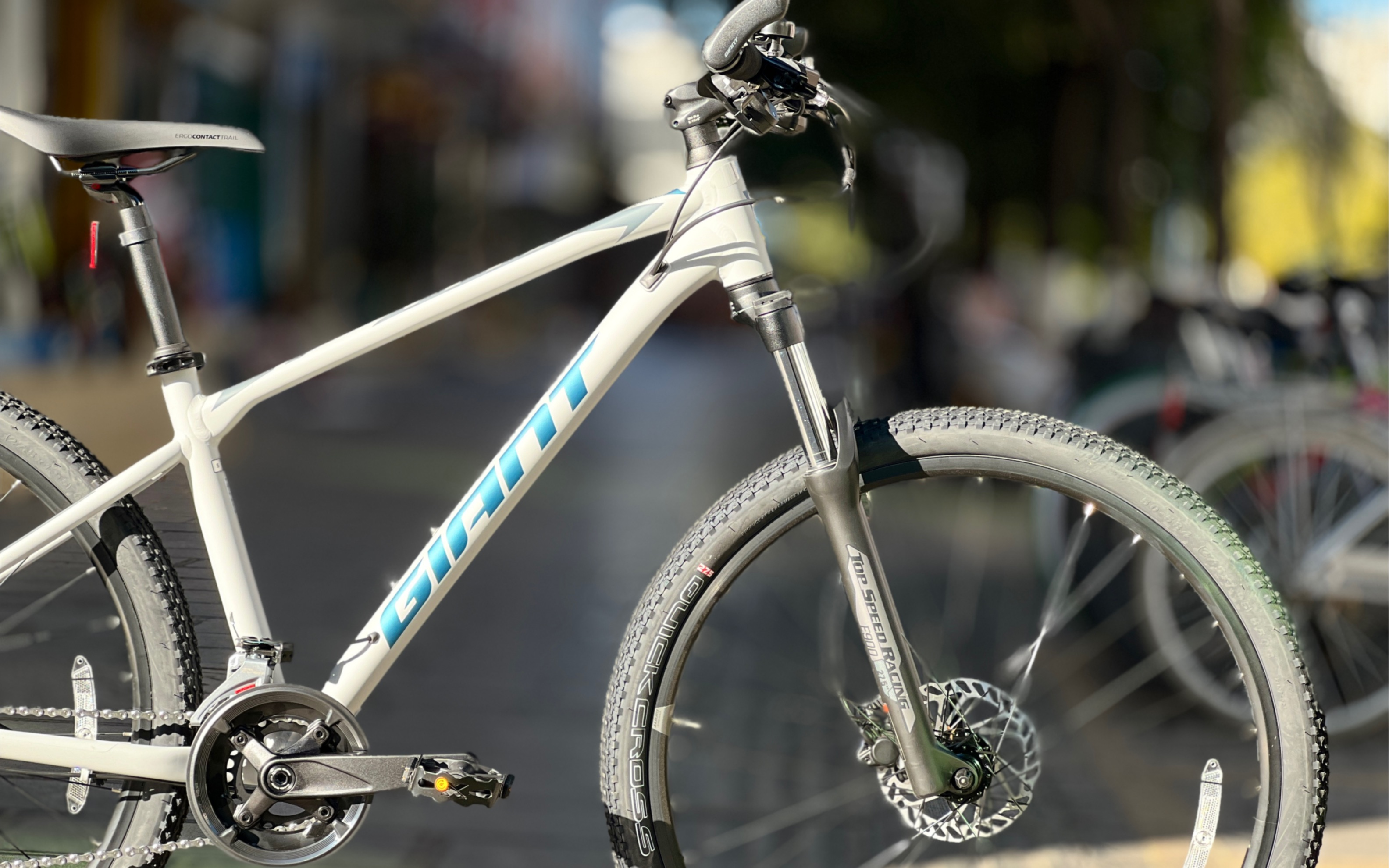 捷安特ATX830,相比ATX810来说,升级了部分配件,山地入门的车型选择...