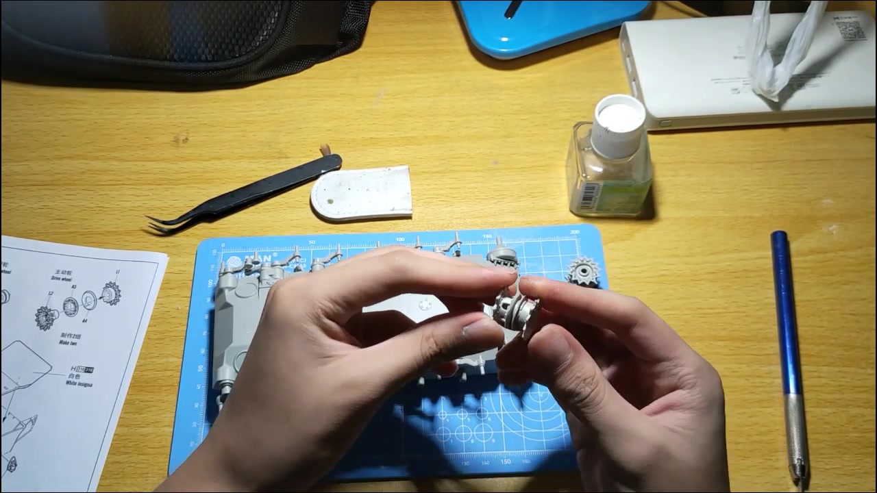 小号手1/35超级潘兴坦克模型的素组过程
