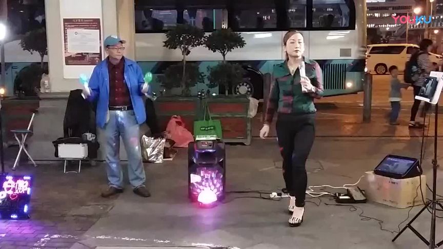 街头艺人大美女演唱《包容》,甜美的歌声让人陶醉