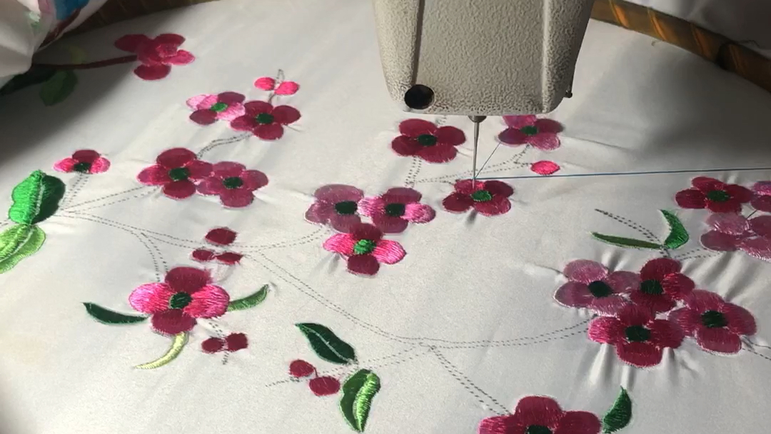 你没见过的手推绣,苏州以刺绣出名,加入机械化后的改良,使得出品效率...