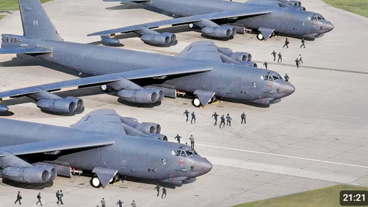 美国飞行员紧急启动B-52轰炸机,准备进行惊险的大规模起飞