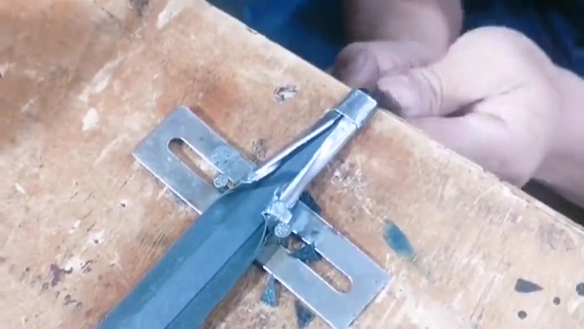 纯手工制作皮腰带,看到工人的操作过程,难道皮带就不会被划破吗?