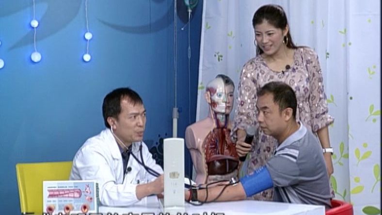 在家量血压时,应该怎么正确的使用血压仪?医生现场演示