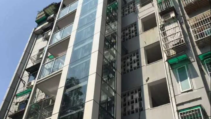 侧平台式钢结构电梯连接建筑物侧面平台,用户到达平台后即可直接...