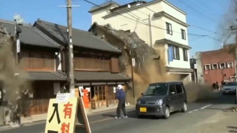 2011日本大海啸实拍：38米高的海浪，5分钟灭一座城，场面太震撼