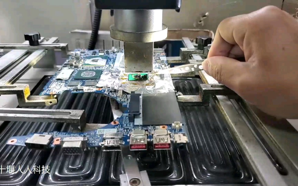 为了将粉丝的这台笔记本修好,主板上南桥 CPU 等芯片都换了一遍