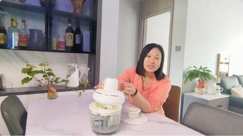 我家厨房这款懒人神器,能切丝切片打果酱还能剥蒜绞肉,分享给你