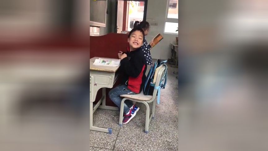 小学生在晨读课上,搞怪朗诵,表情很到位,哈哈
