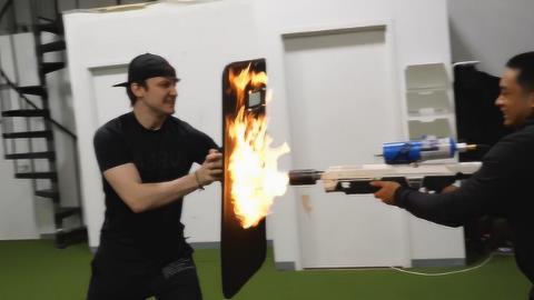 防暴盾牌究竟有多坚固?外国小哥疯狂测试,结果盾牌毫发无伤!