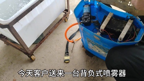 背负式电动喷雾器,怎样更换电瓶?非常简单