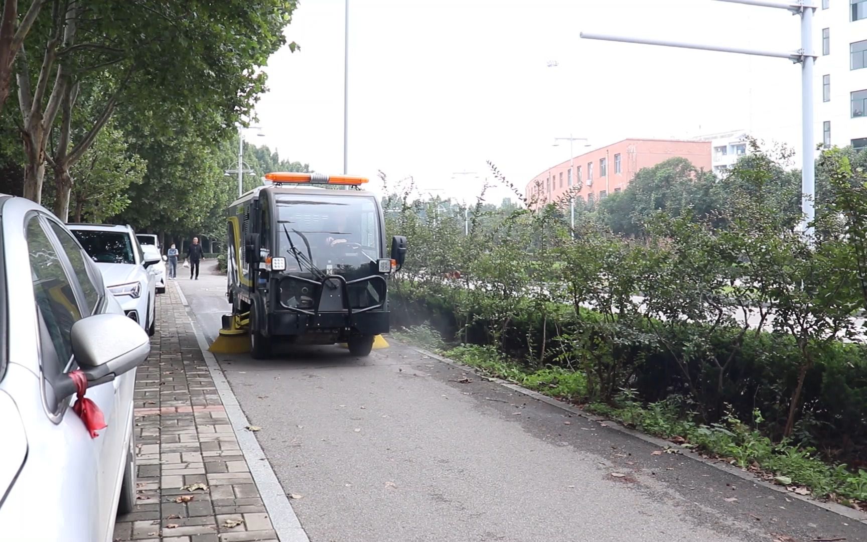 道路洗扫车跟清扫车的区别