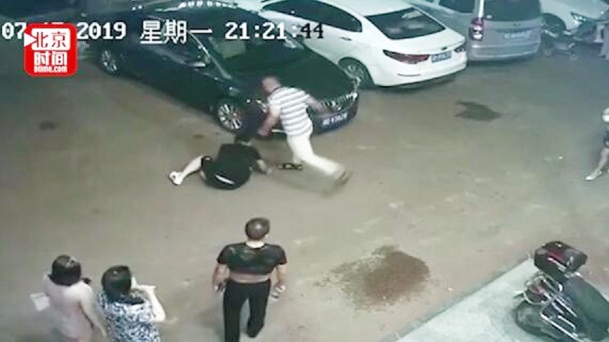 男子实名举报警察打人 警方：他打警员妻子在先
