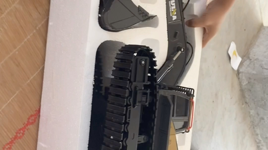 关于小侄子300块的遥控挖掘机模型的开箱视频