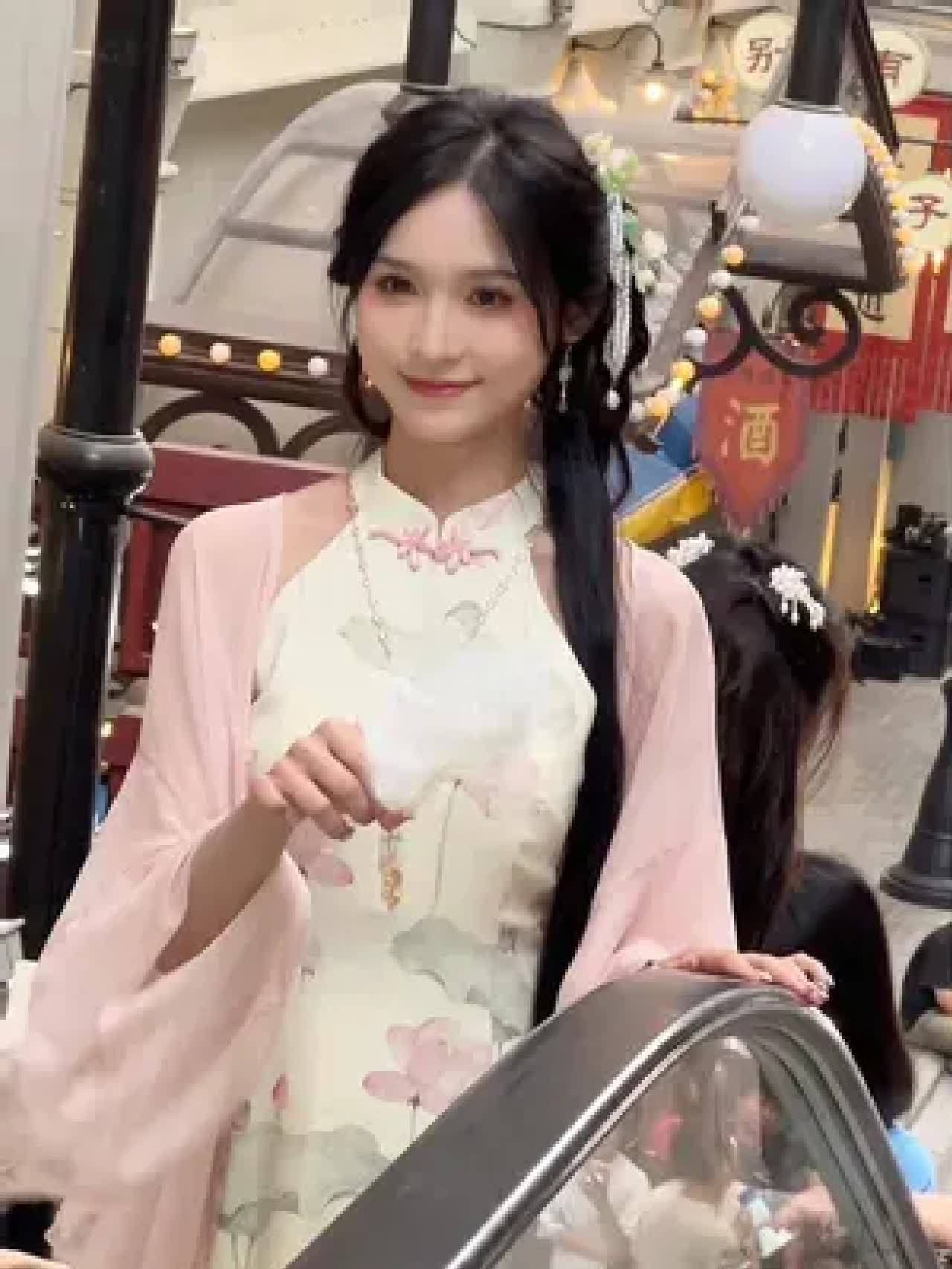 汉服小姐姐今天改穿旗袍宣传国风,没想到身材线条都如此惊艳啊#旗袍...