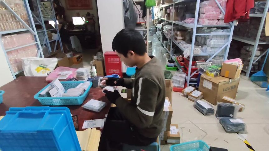 双十二电商节仓库发货,义乌小电商一天发货也有近1000单